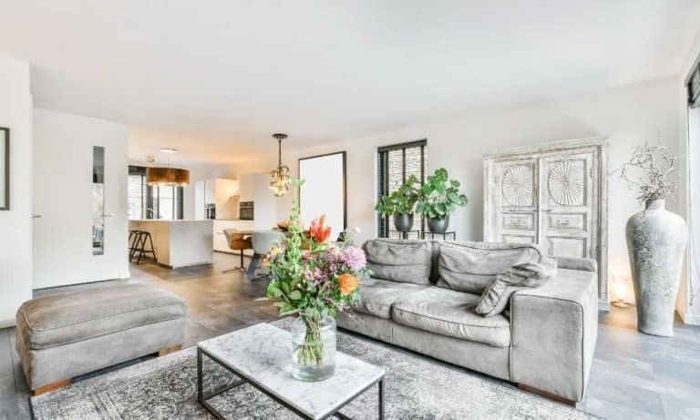 How to decorate a round pillar in the living room